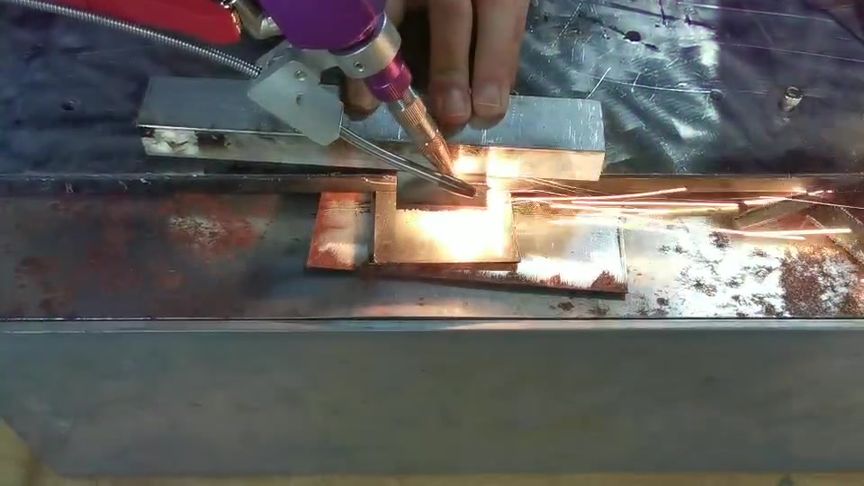 手持激光切割机,操作简单使用方便是专业的切割焊接一体机