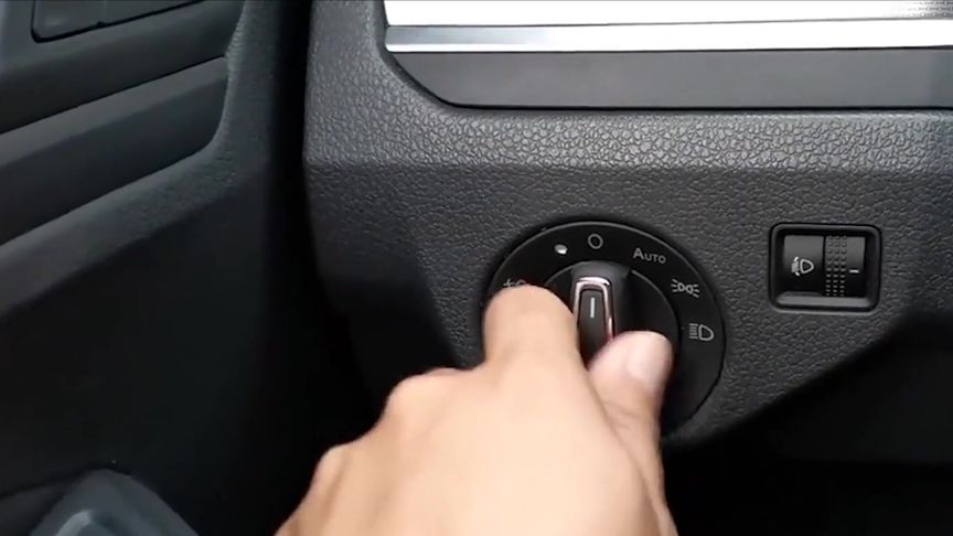 自动大灯和自动雨刷你会用吗?新手要学会,很实用