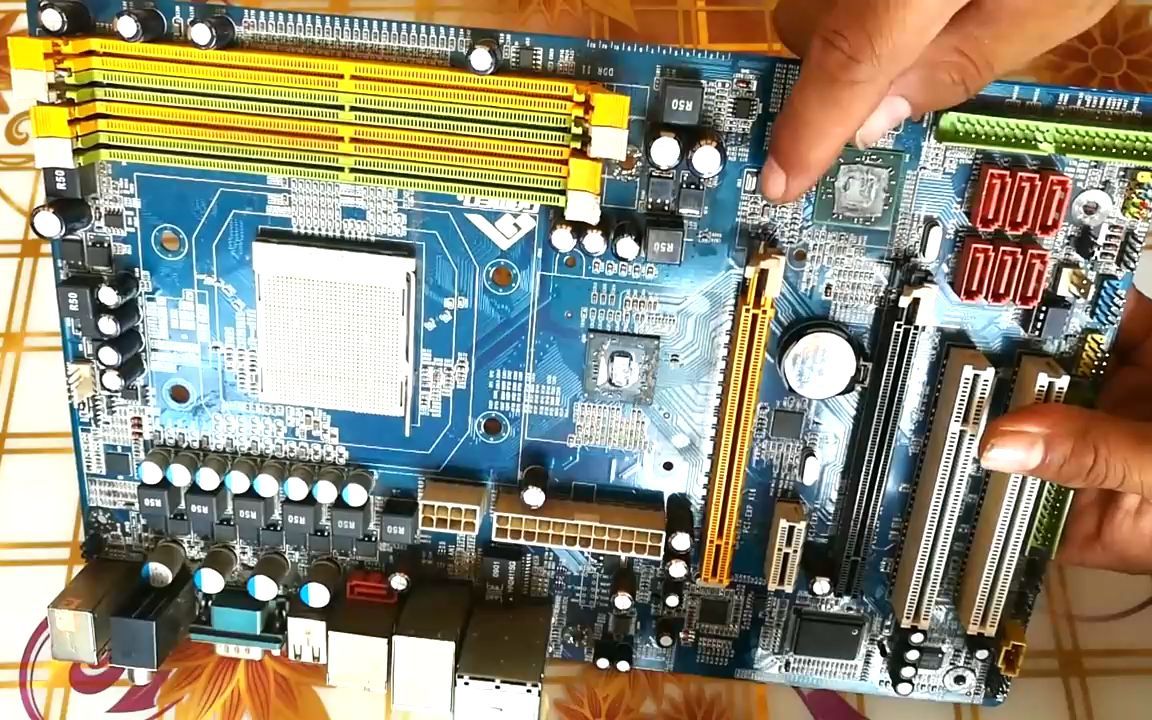 给大家详细介绍一下主板上的元器件以及各种插槽的作用和功能