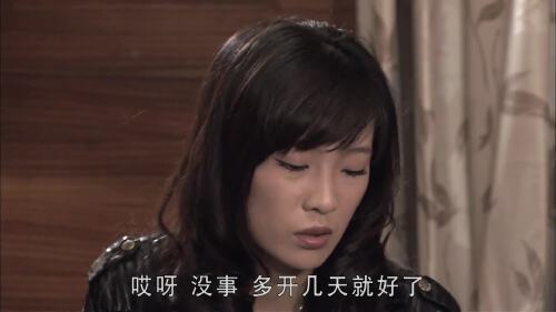 女孩假装崴脚受伤,包扎技术潦草差点被发现