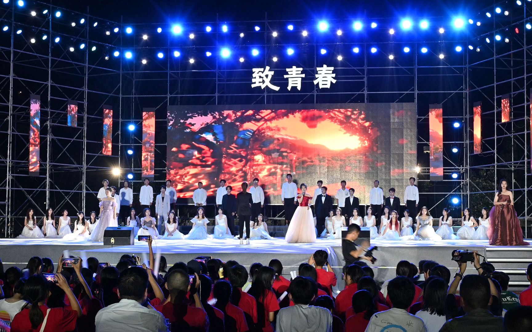 合唱《落在生命里的一束光》、歌伴舞《强国有我》