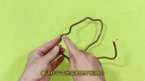 原来用一根电线,就能弯空调铜管,一点也不扁,比弯管器还好用