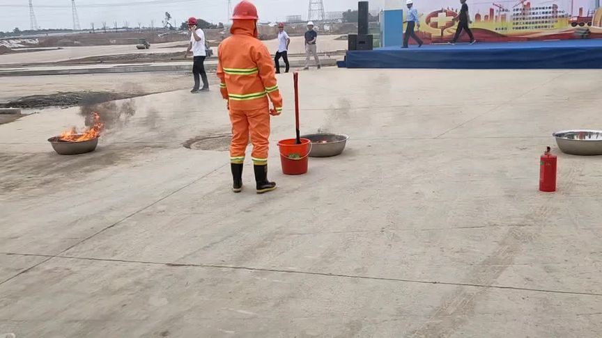 六月是全国安全生产月 安全月启动仪式结束后 举行一次消防演练