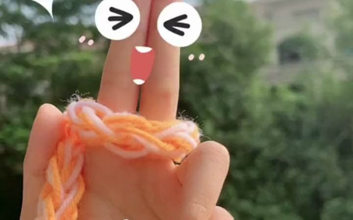 【变废为宝】一只手指织毛线ߧ�的绝技!原来手指就可以编织,赶快学...