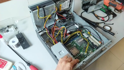 为何心急如焚却无法启动台式电脑?深究原因,竟藏着不为人知的秘密!