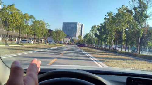 左右车轮位置判断方法,只会看雨刷器就错了,现场演示正确做法