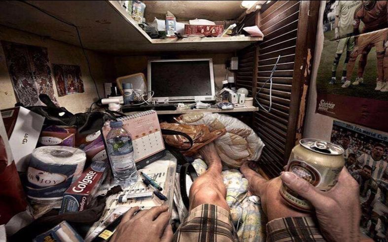 香港50万年轻人的“棺材居“马桶在床的正上方,租金比北京还贵!