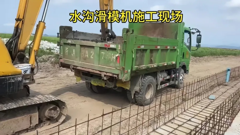 水沟滑模机施工带钢筋水沟,滑模机施工就是要这样,速度快质量好
