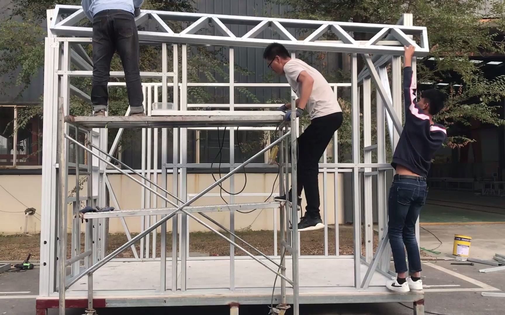 轻钢别墅钢结构集成房屋装配式建筑的屋面桁架如何安装?