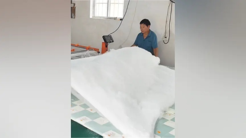 带大家看看蚕丝被是怎么制作的,又软又蓬松,结实又耐用