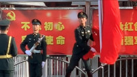 国旗手和护旗手练习扬国旗和收国旗, 注意看收旗时的手法!