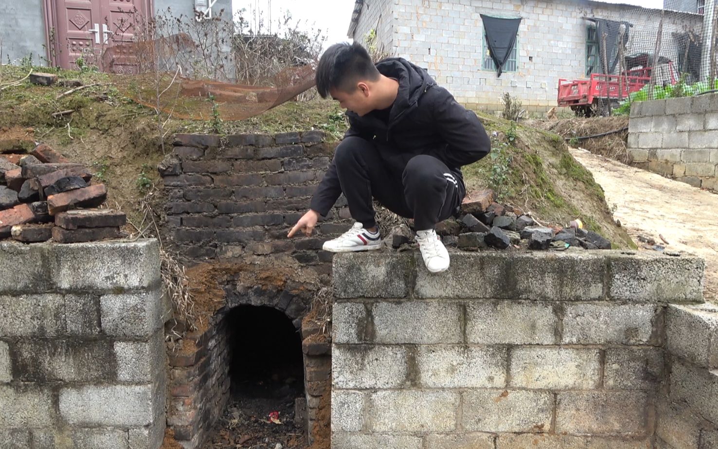 农村如何烧制木炭,用传统土窑方法在家边就能制作,大家见过吗?