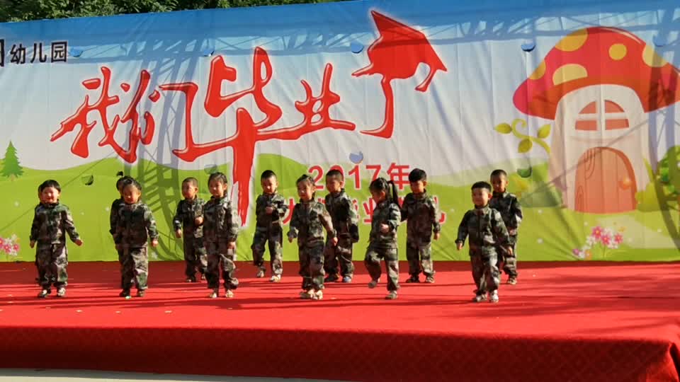 我儿子给毕业班表演节目,是不是很帅啊