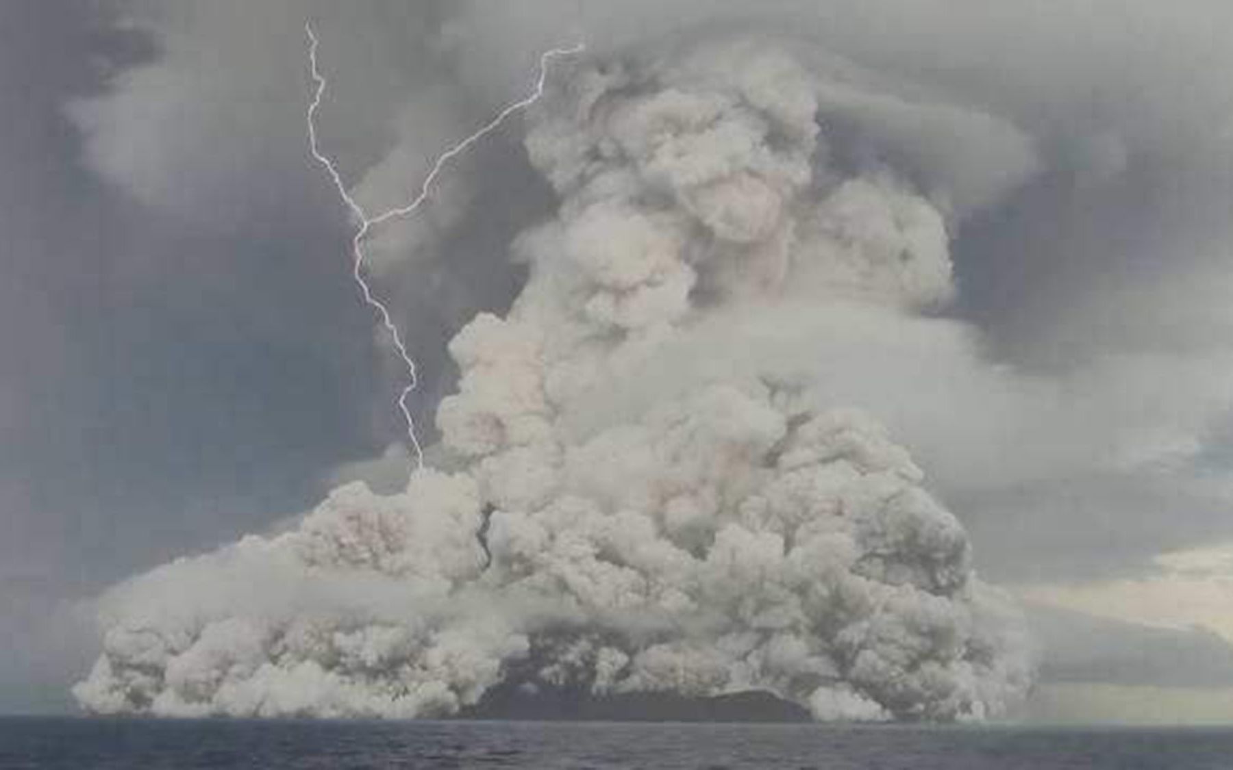 岛国汤加火山爆发,威力竟然相当于1000颗核弹?还引起全国失联!