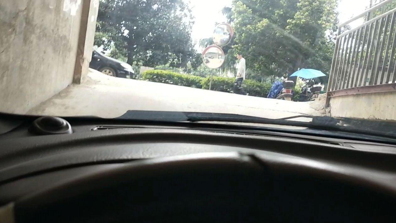 手动挡陡坡起步怕溜车熄火咋办?老司机教你...