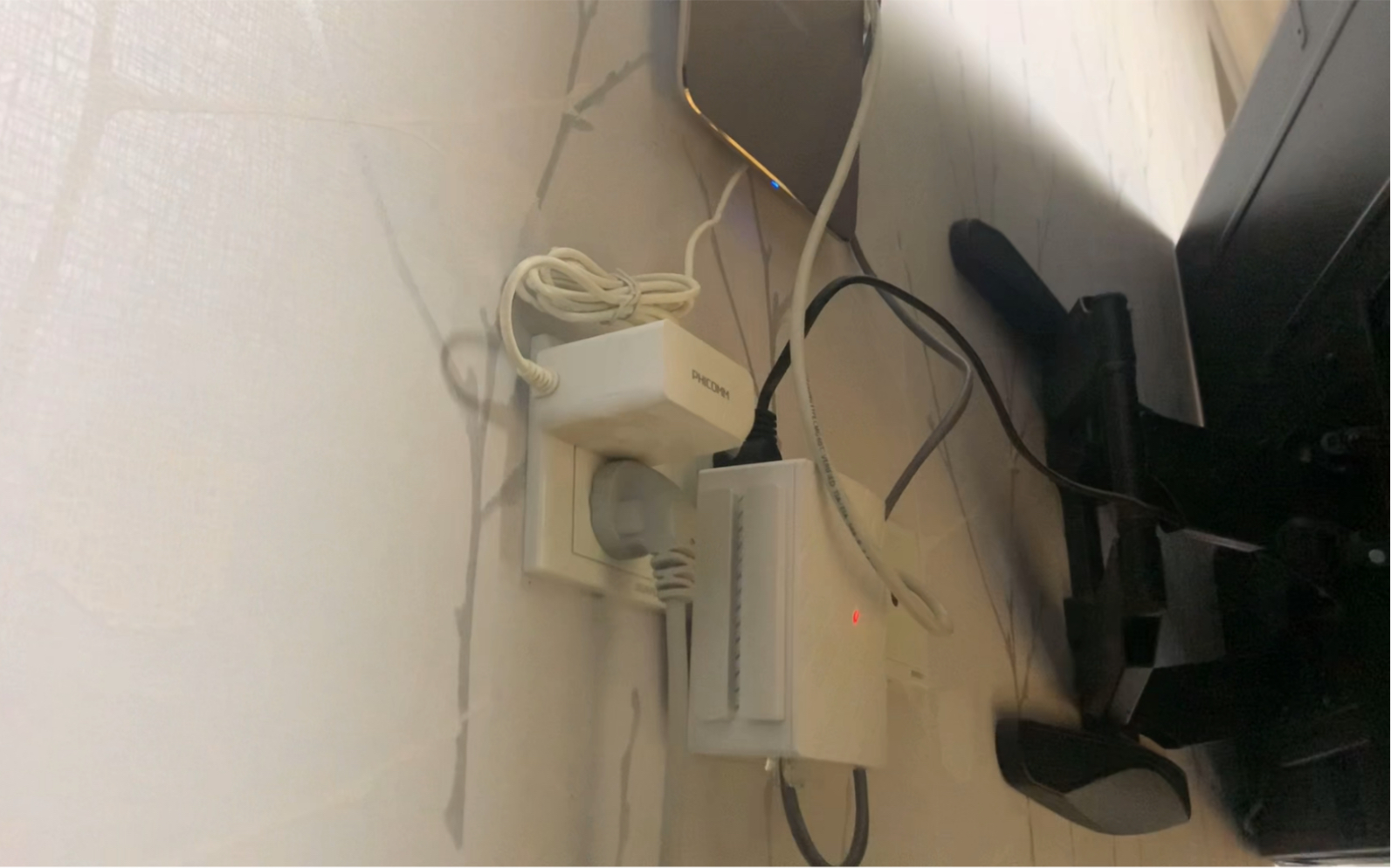 闲来无事给家里路由器外拉一个扩展器形成两个无线网单独给监控用