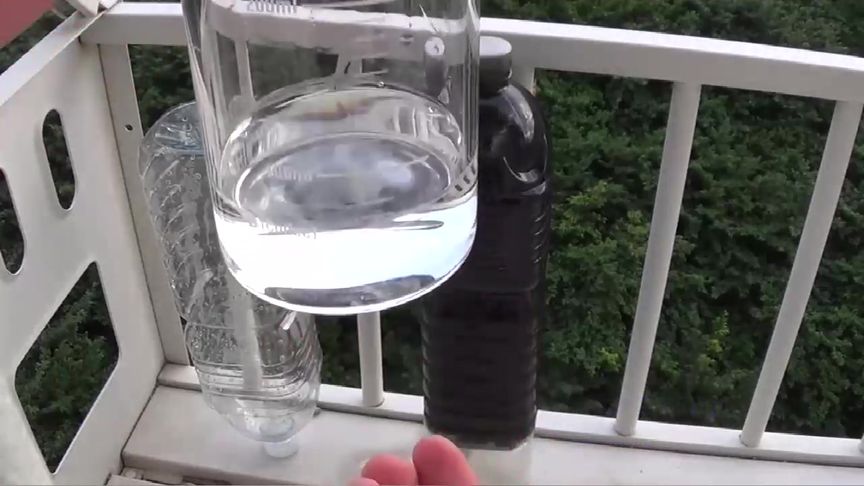 DIY用塑料瓶制作太阳能水蒸馏器,野外制净水非常方便