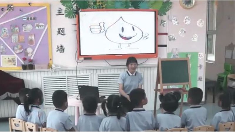 幼儿园公开课小班美术《点点线线》