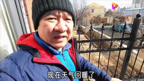 一楼小院擦玻璃的简单方法,天暖和了,全家一起动手家务劳动