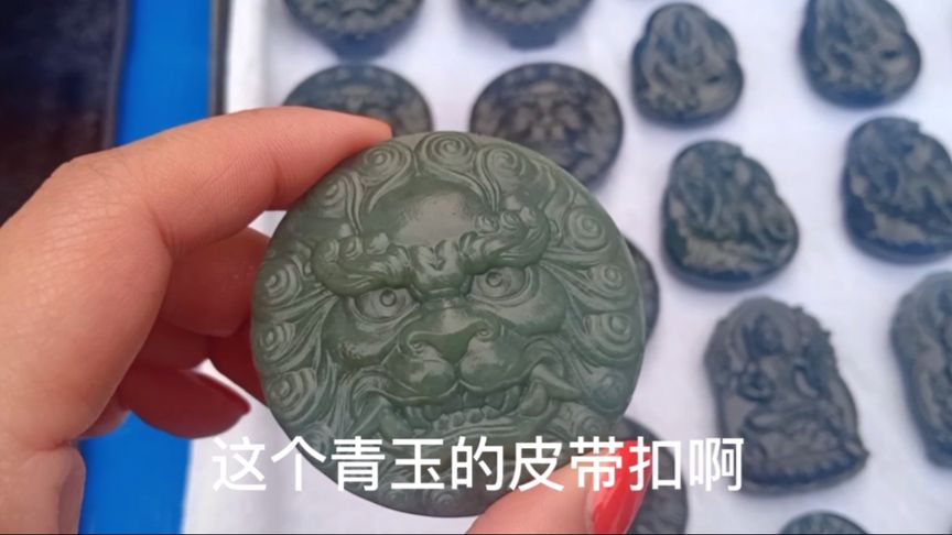 石佛寺批发市场,和田玉青玉的皮带扣和各种挂件