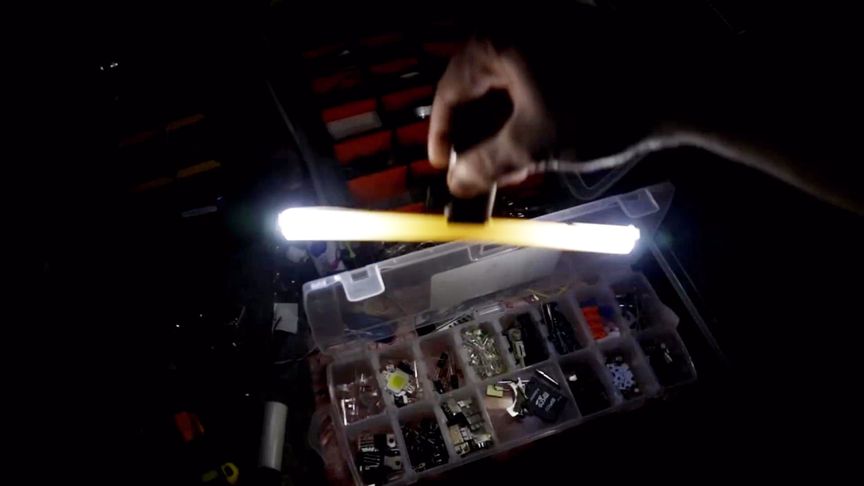 如何用小电池和吸管制作一个荧光棒