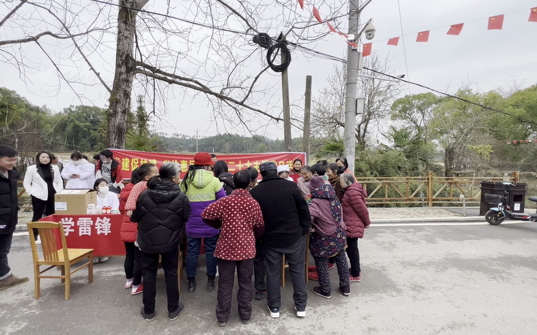 义诊、植树…主题党日进乡村
