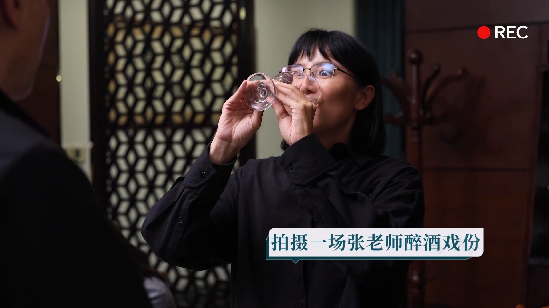 【电视剧山花烂漫时】花絮 拍摄张校长醉酒戏份宋佳真喝醉找状态