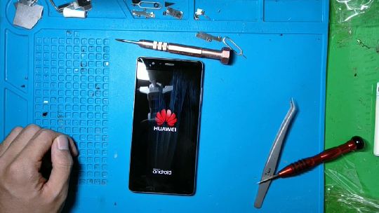 华为手机屏幕碎了怎么办?维修达人教你自己在家也能换屏修手机。