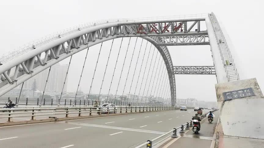 四川资阳的迎宾大桥,总长889米,飞燕式钢管砼拱桥.