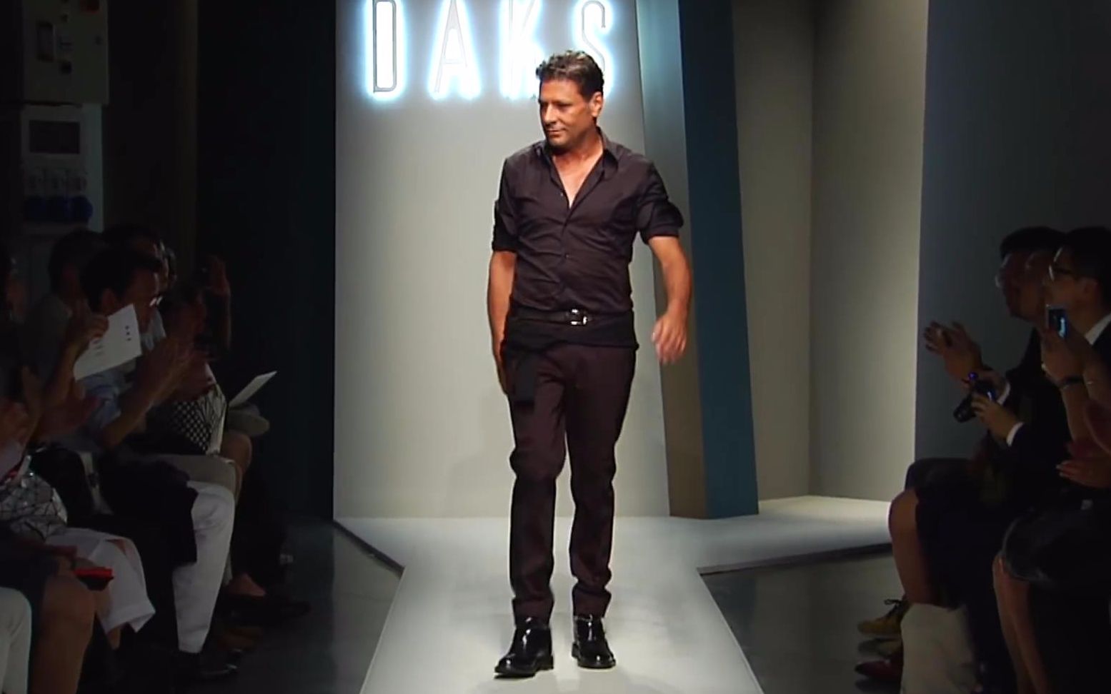 女生福利男模走秀 设计师才是全场最有男人味的 不是男模丨新潮男装...