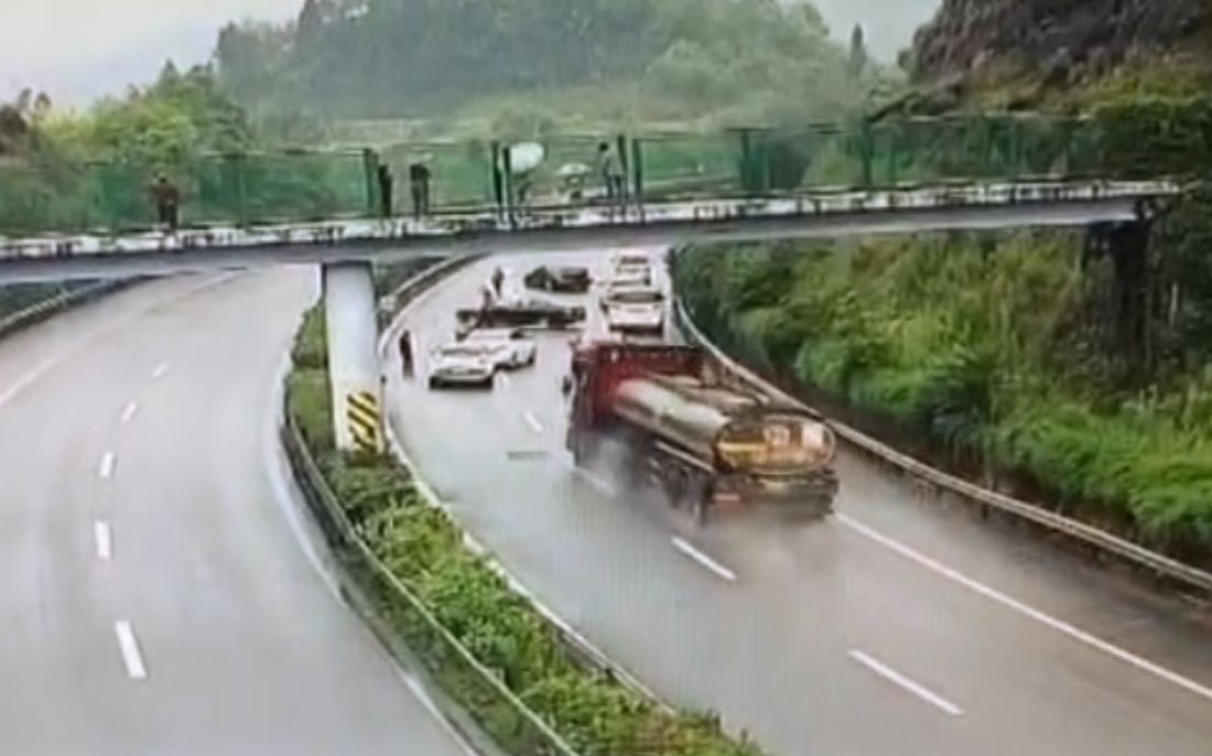 油罐车刹车失灵后,惊险的二次车祸