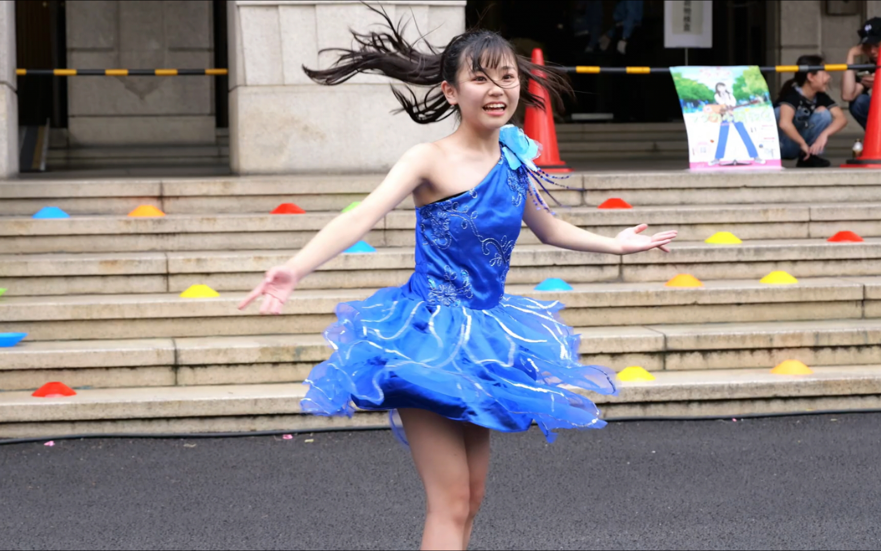 小学毕业联欢会,家长学生老师为排练忙前忙后!