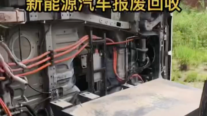 新能源汽车电池拆卸回收现场,废旧锂电池,拆车厂报废事故车电池,新...