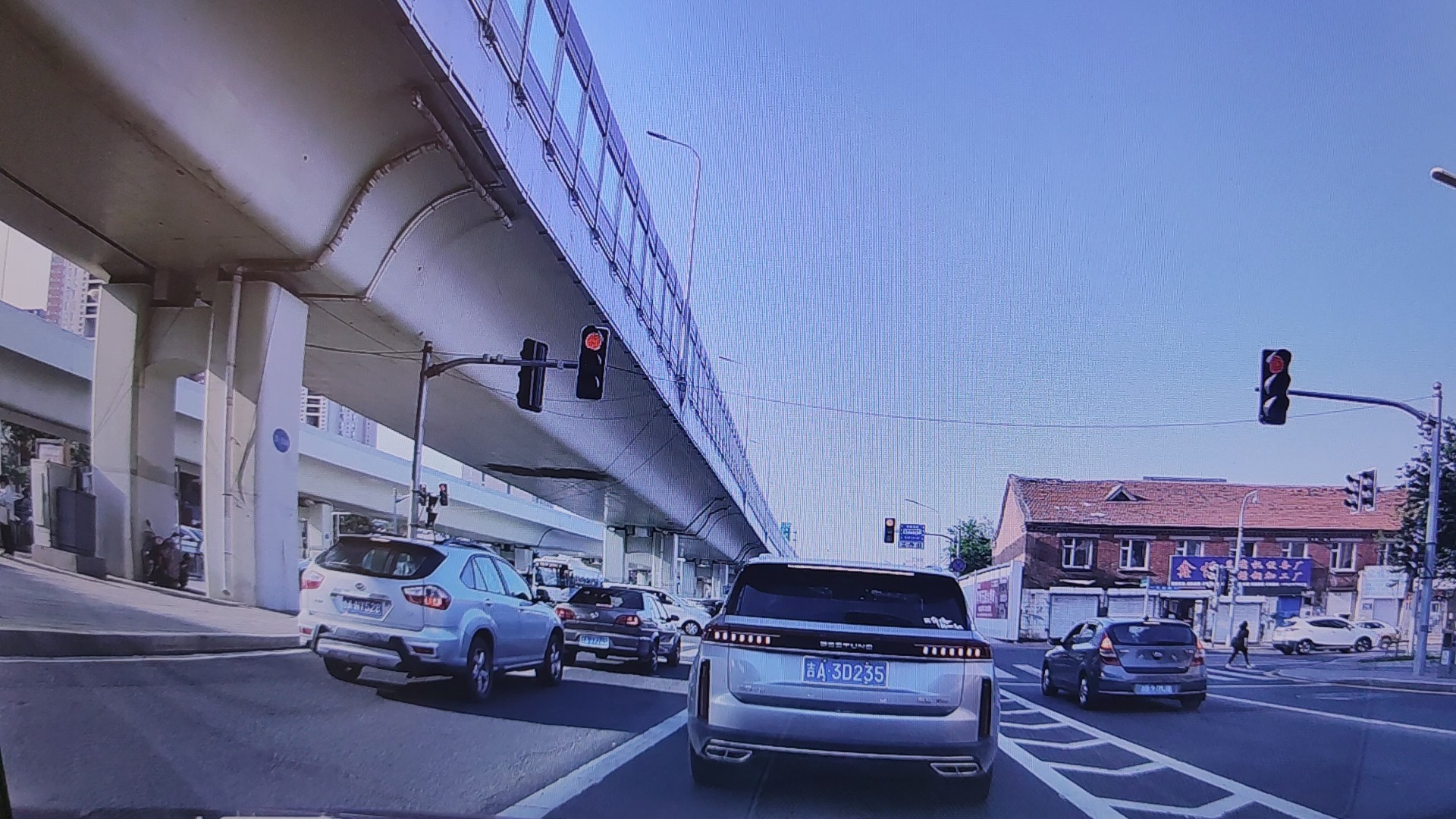 这个路口总有闯红灯的真是头铁