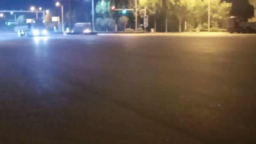 大家过红路灯的时候千万注意安全,小伙伴们一定要遵守交通规则!
