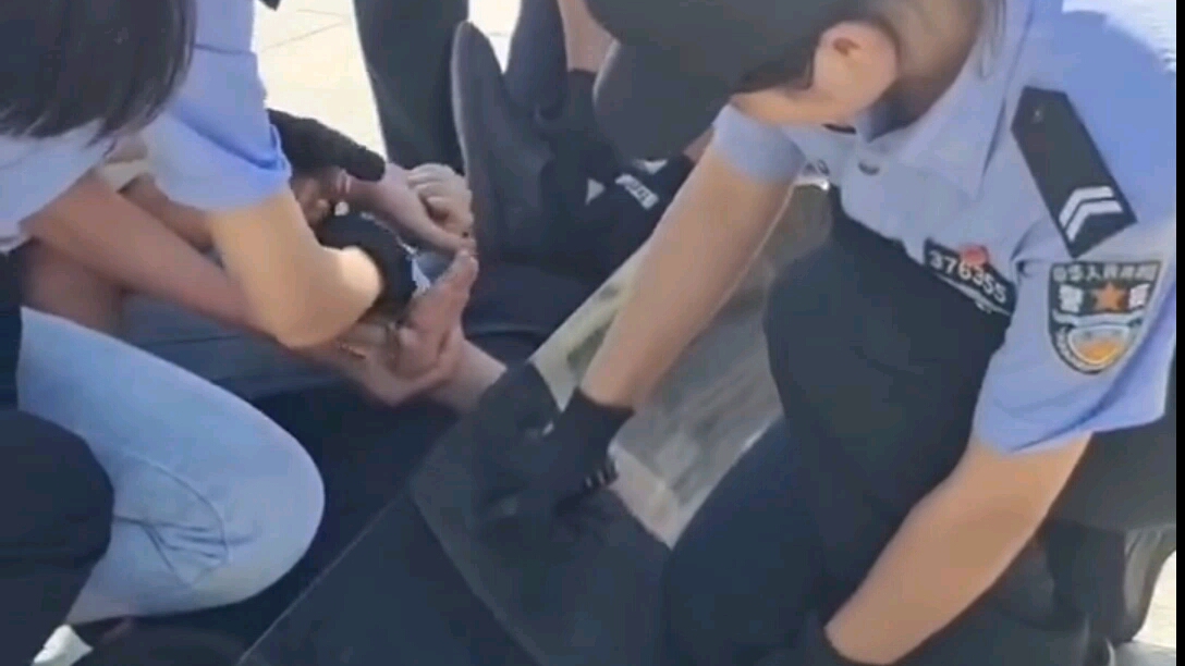 当有人企图带凶器危害人身安全时,我们会依法怎么处置, 请看完视频, #...