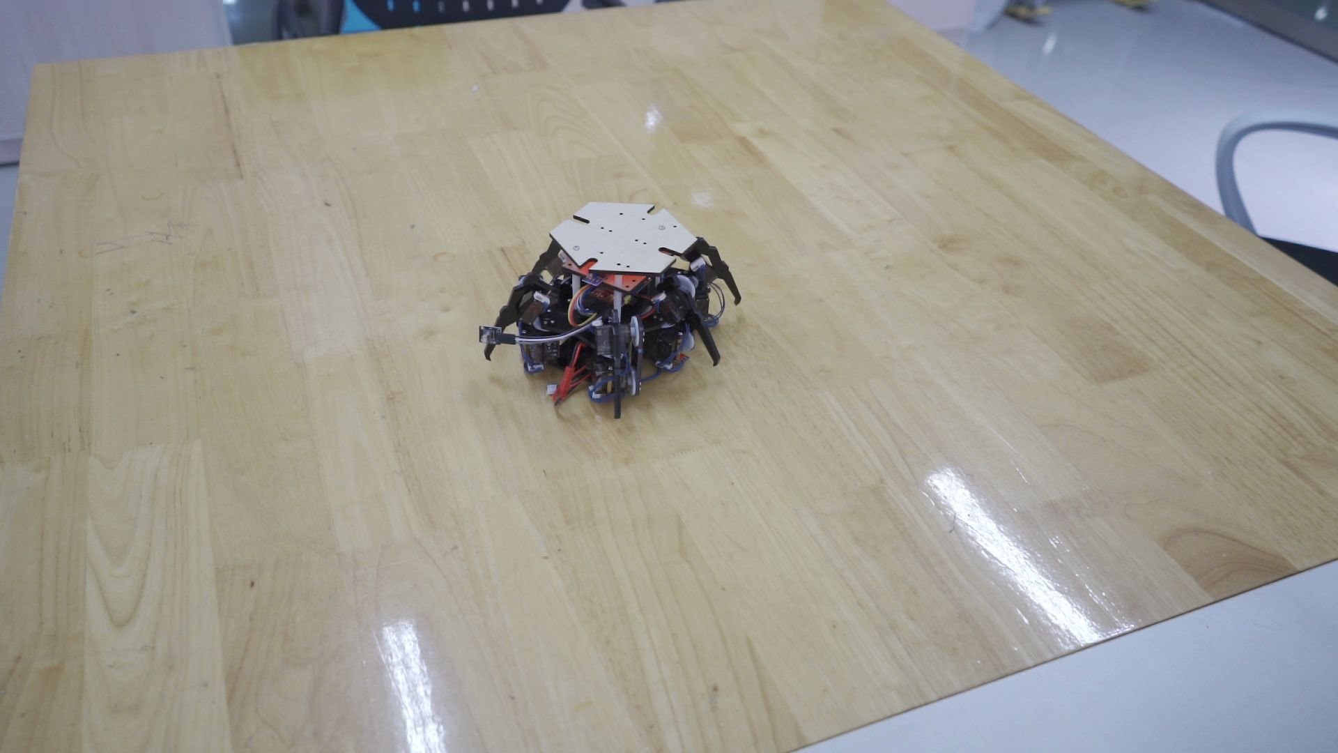【六足机器人】利用简单的光敏传感器给客户做一个寻光行走机器人