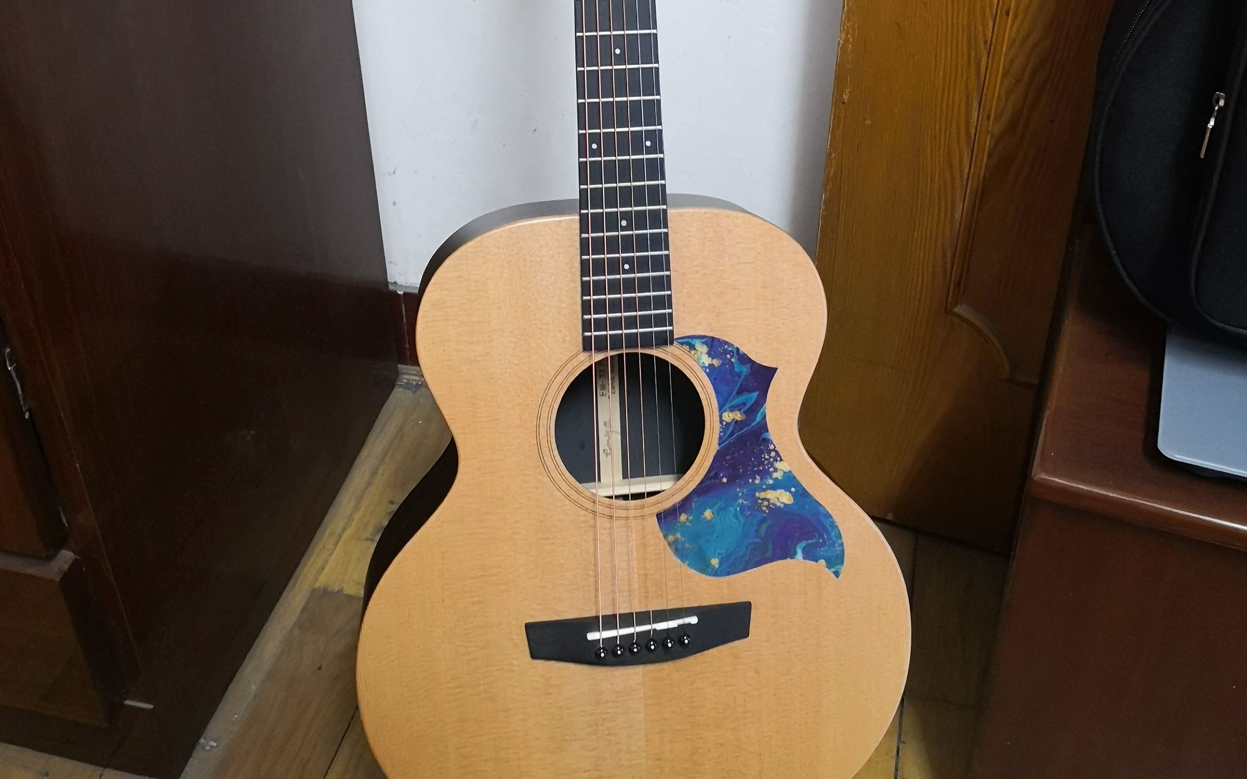 电吉他不能玩弹唱?来听听木吉他电吉他弹唱效果对比