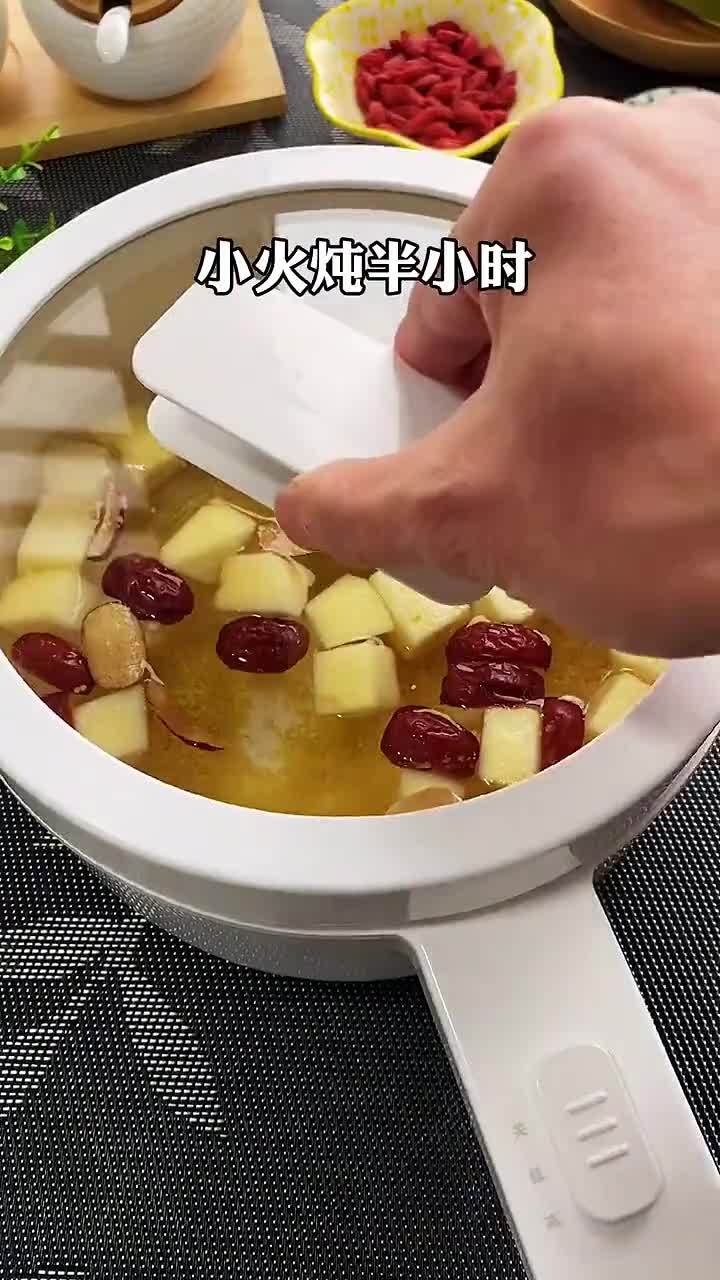每天一碗苹果红枣枸杞小米粥,小脸红扑扑