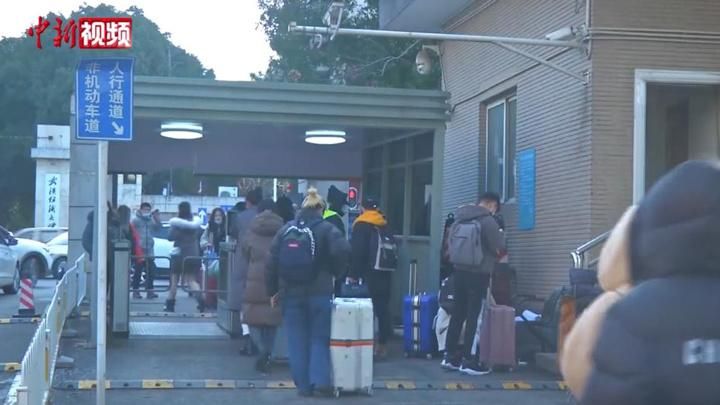 武汉高校大学生分批放寒假离校 与春运错峰