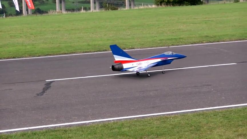 成都J-10战斗机涡轮三维RC推力矢量控制模型飞机的飞行演示