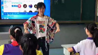 老师教同学们手势舞《精忠报国》,这样的课间操,还会觉得累吗?