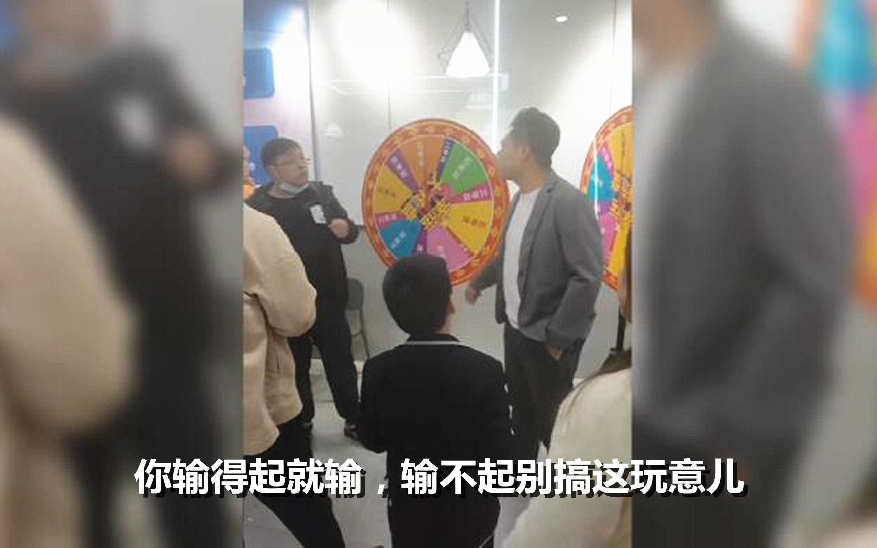 自砸招牌!美食城开业搞抽奖活动,顾客中了一辆电动车,老板现场开除...
