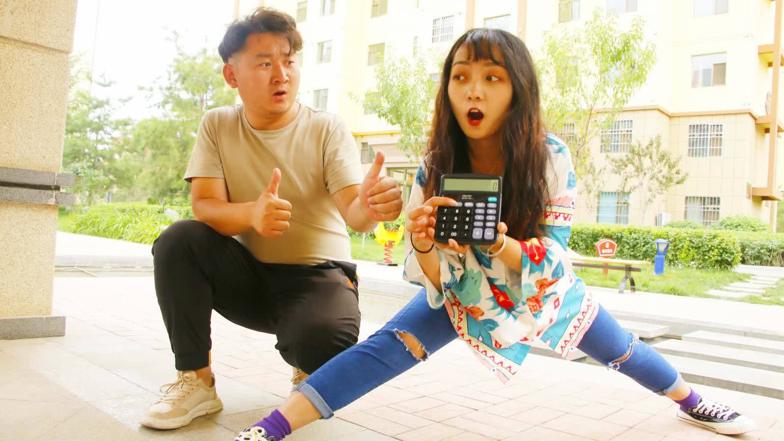 短剧:小伙让美女用计算器弹歌,没想美女连弹3首,太有趣了