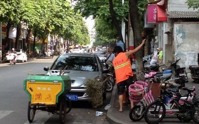 环卫大妈误撞凯迪拉克坚持赔偿,车主婉拒,好样的!