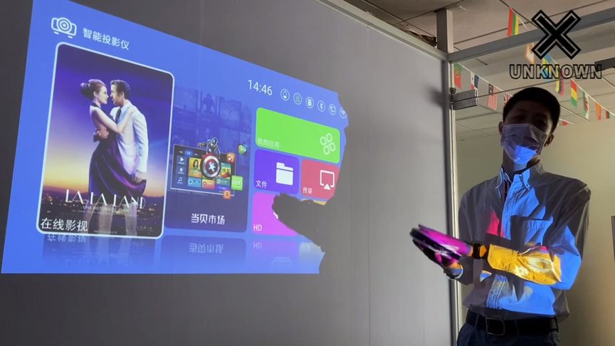除了智能还方便 随时随地投 智能投影仪家用办公双结合