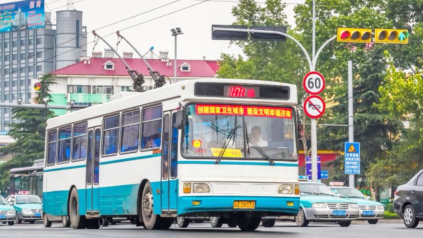 各行各业的人们都有出来送卖的,我开过无轨电车你们信吗?