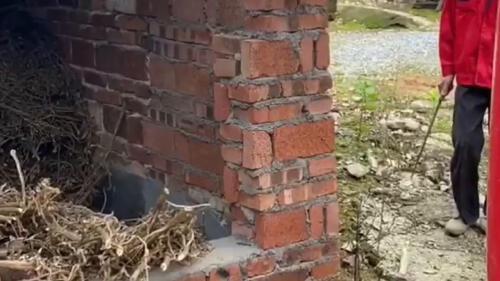 拖车为了转弯把瓦房都拆了,不知道要赔偿户主多少钱?