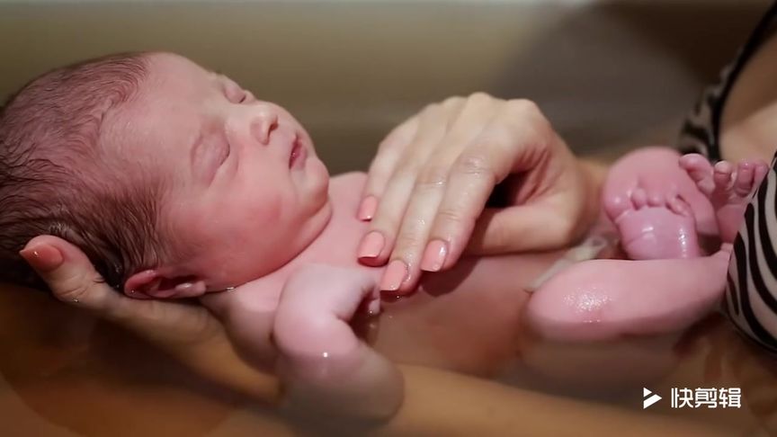 国外女人生完孩子以后马上和宝宝一起用这几种中药泡澡