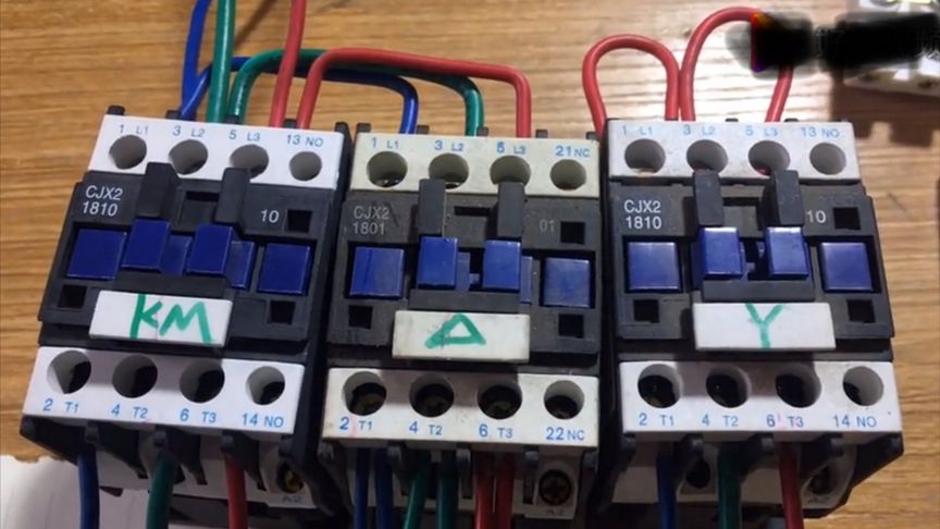 主回路:星起动角运行,俗称星三角起动,对照电机引出线详细解说